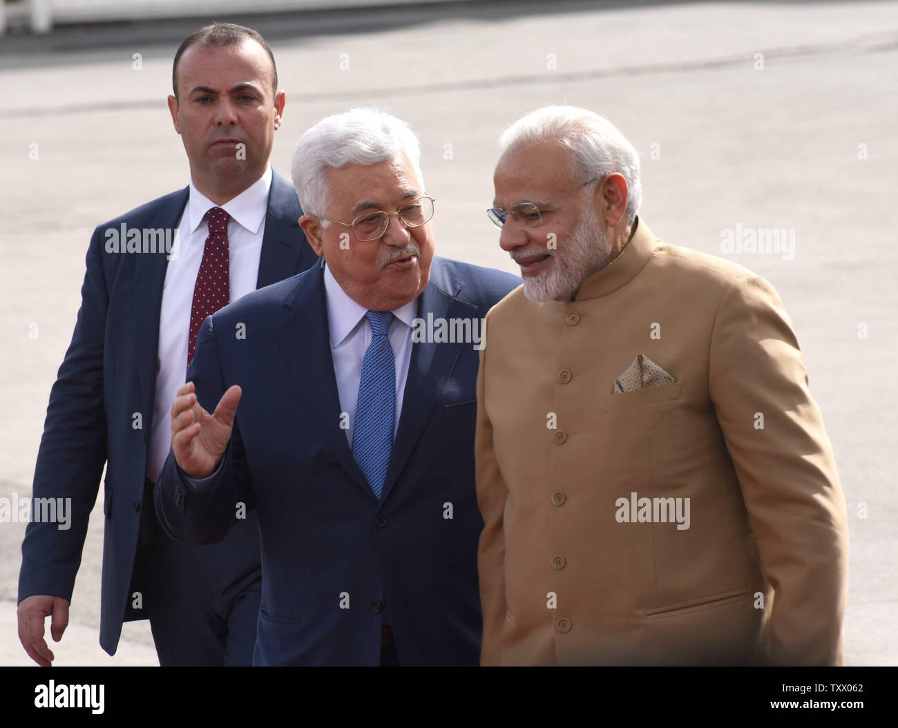 Palestinian President Mahmoud Abbas (L) walks with Indian Prime ...