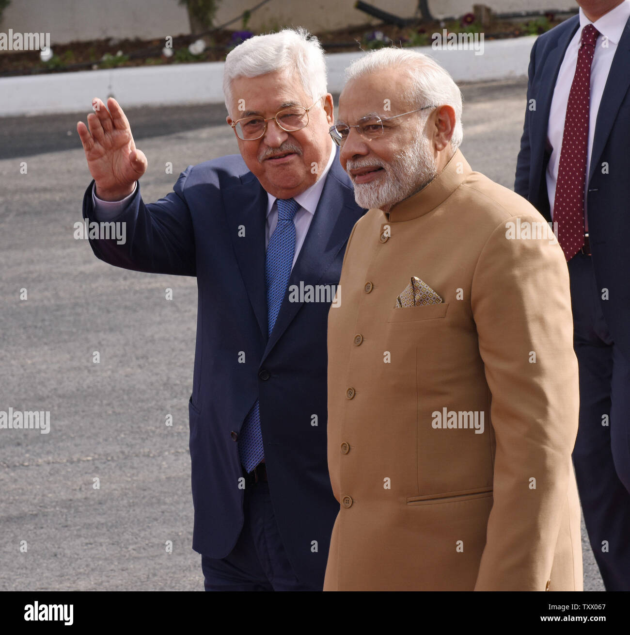 Palestinian President Mahmoud Abbas (L) walks with Indian Prime ...