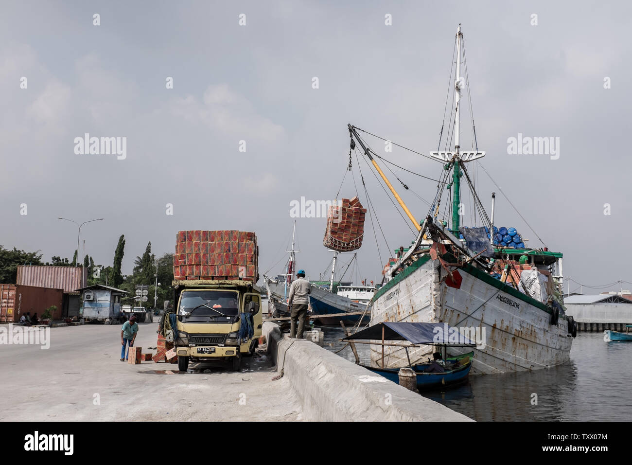Ship Offloading High Resolution Stock Photography and Images - Alamy