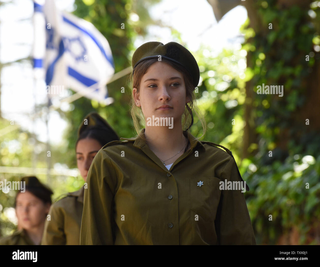 Israeli soldiers stand by the graves of fallen soldiers before Israeli ...
