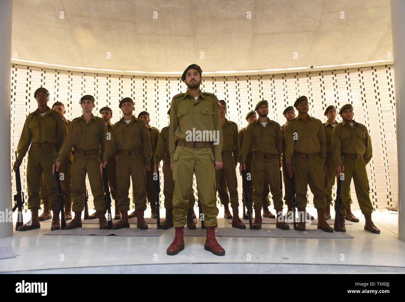 Israeli soldiers stand at attention in the National Memorial Hall For ...