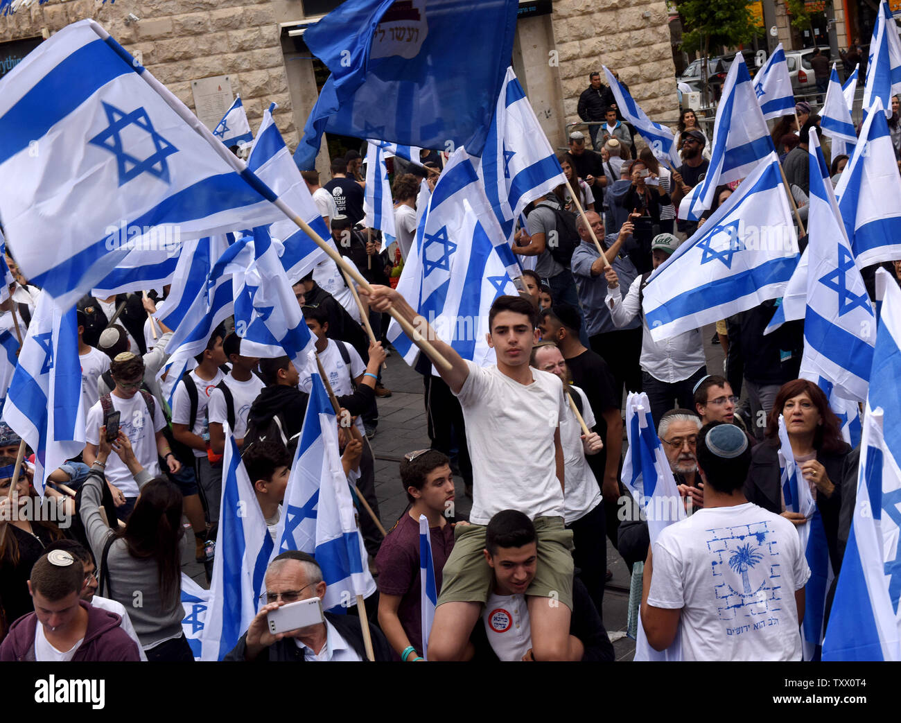 Israelis dance with national flags on Jerusalem Day in central ...