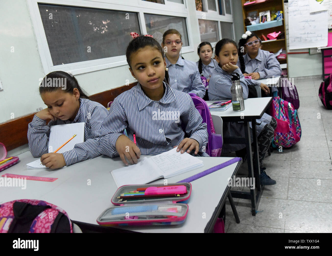 Fourth grade girls hi-res stock photography and images - Alamy