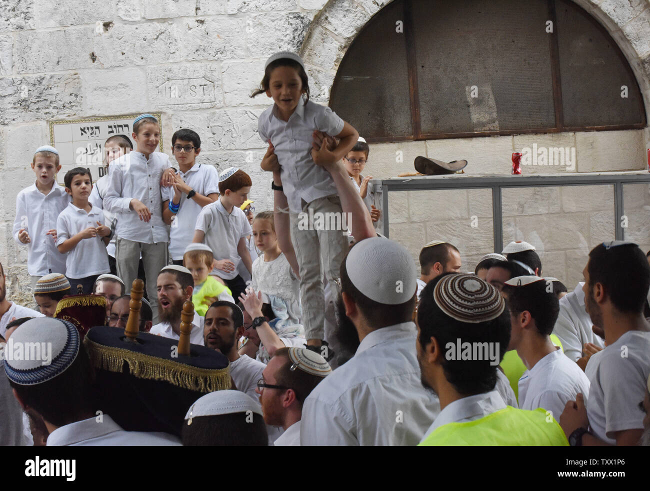 Orthodox Jewish settlers dance and sing with Torah scrolls on Simchat ...