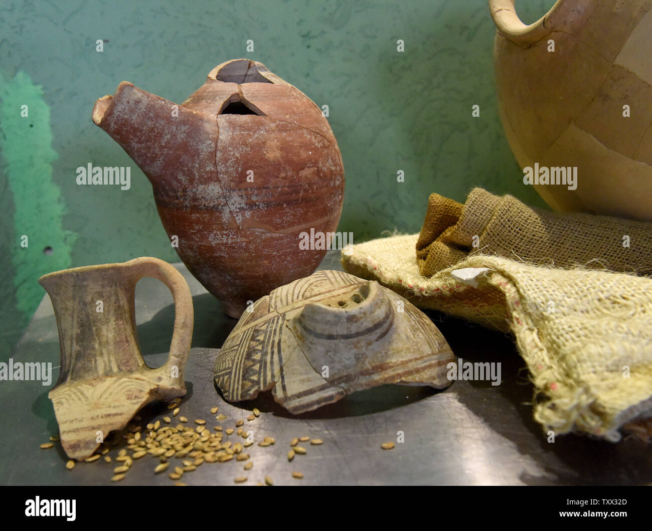 Ancient egypt pottery honey hi-res stock photography and images - Alamy