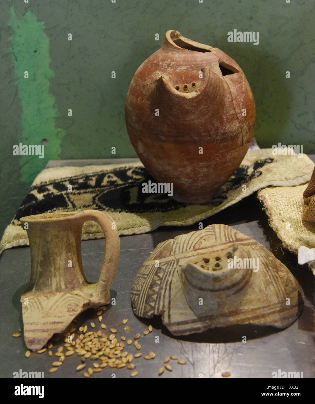 Ancient egypt pottery beer hi-res stock photography and images - Alamy