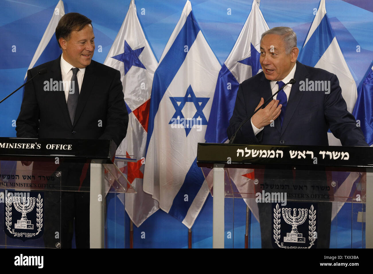 Israeli Prime Minister Benjamin Netanyahu (R) welcomes President of ...