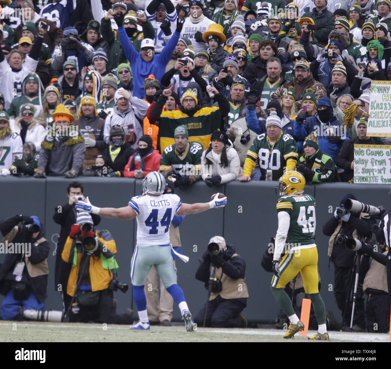 Green bay packers burnett celebrates hi-res stock photography and ...