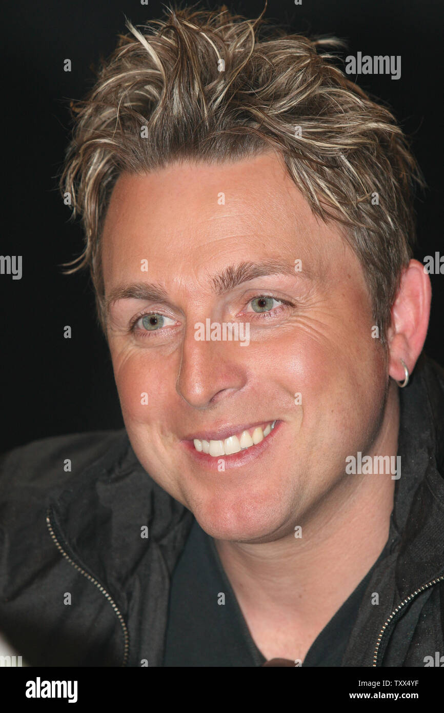 Singer Johnny Reid signs autographs at the Juno Fan Fare held in the ...