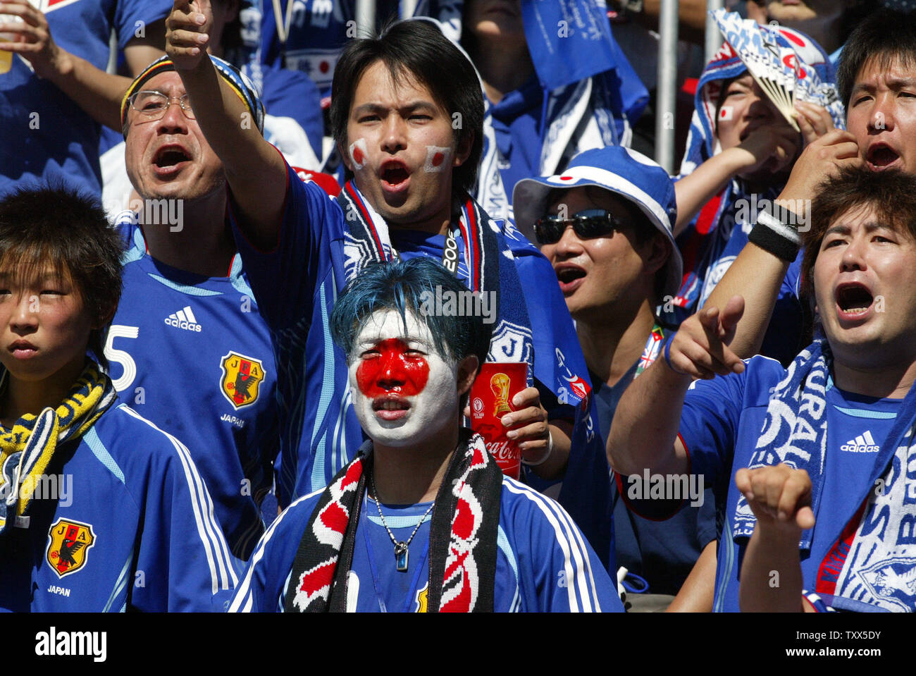 Supporters japan cheer team world hi-res stock photography and images ...
