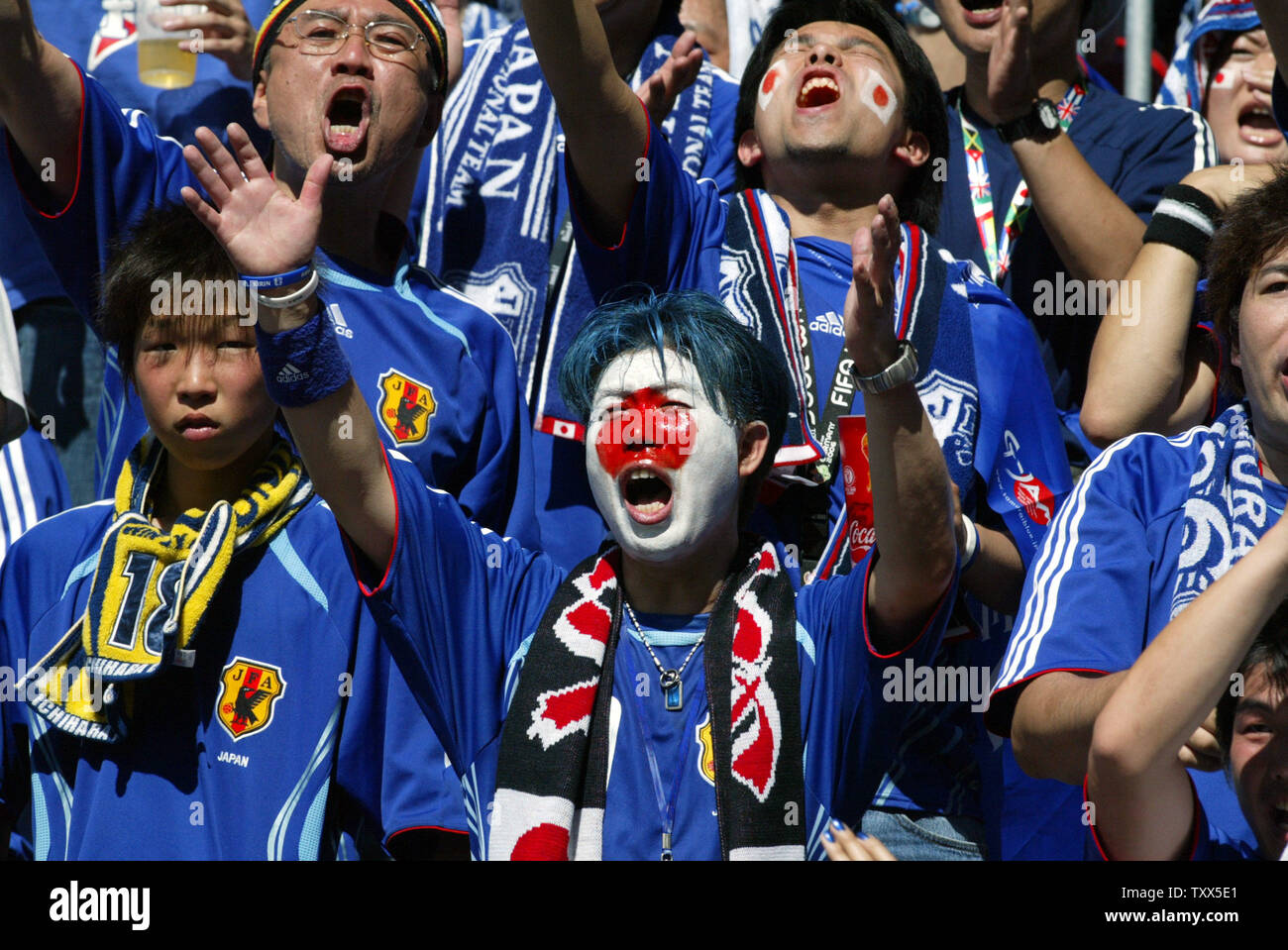 Supporters japan cheer team world hi-res stock photography and images ...