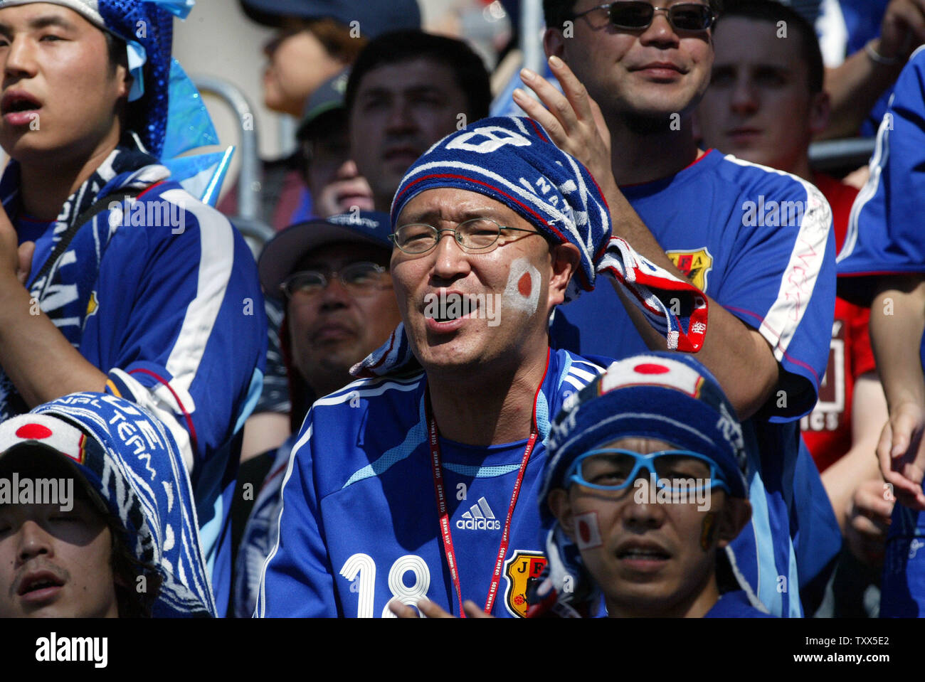 Supporters japan cheer team world hi-res stock photography and images ...