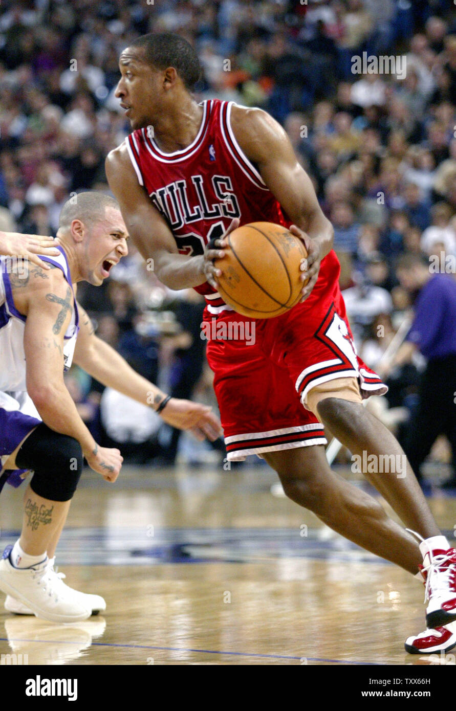 Chris Duhon from the Chicago Bulls drives past Mike Bibby from the ...