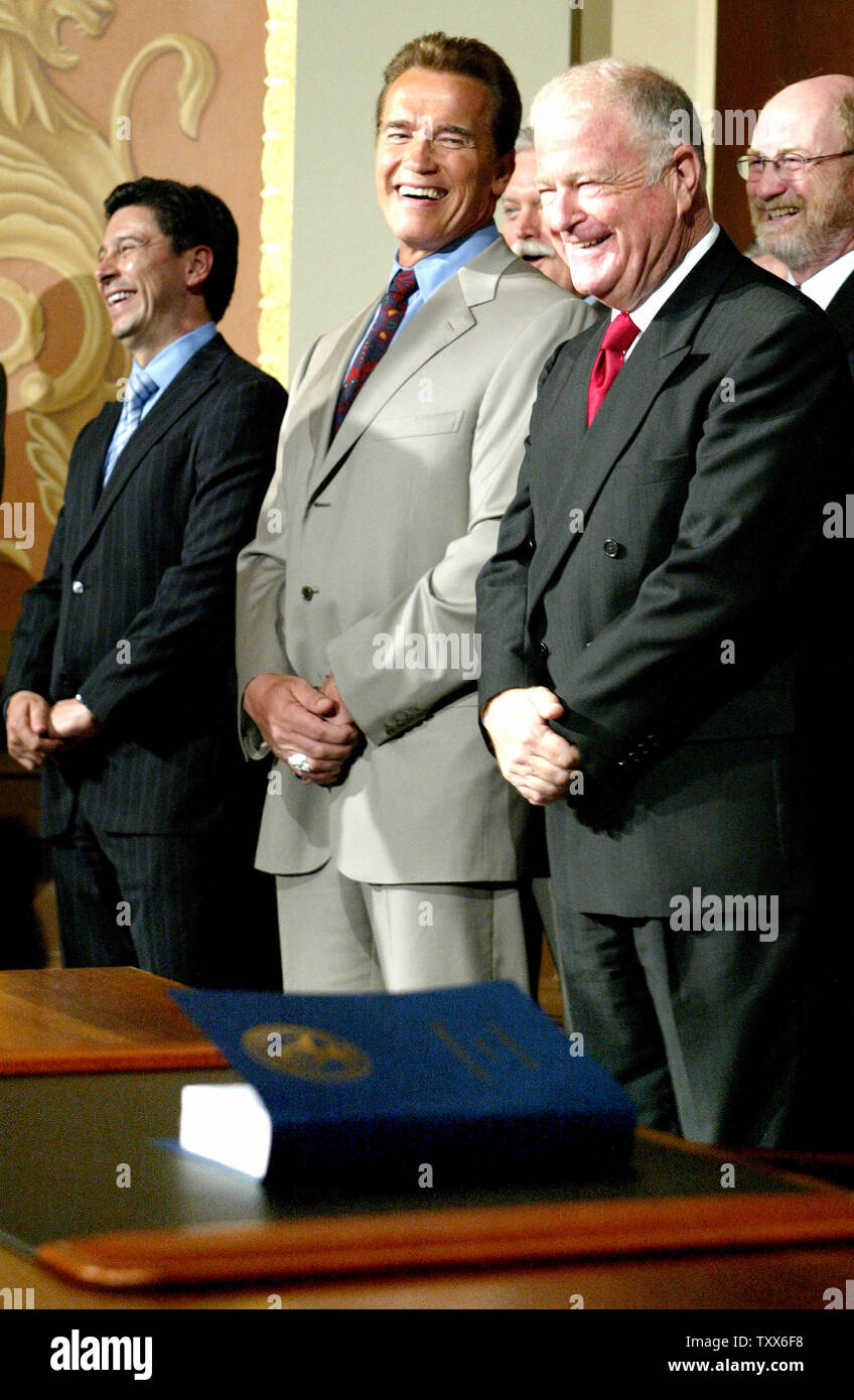 Governor arnold schwarzenegger signing hi-res stock photography and ...