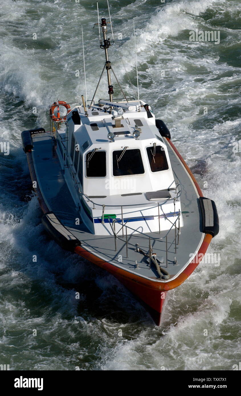 Twin screw ship hi-res stock photography and images - Alamy