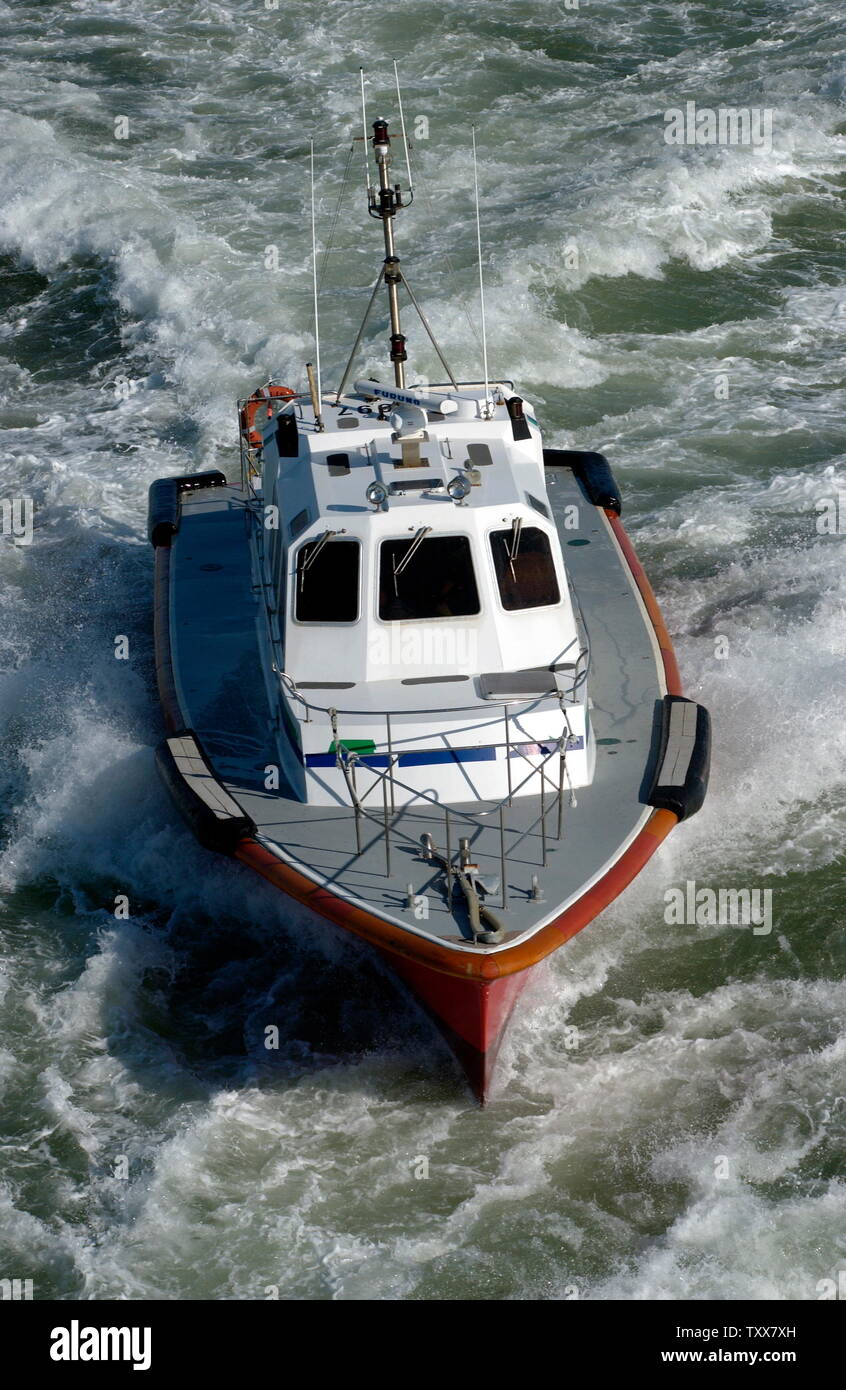 Twin screw workboat hi-res stock photography and images - Alamy