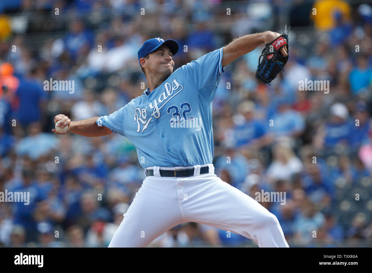 Kansas City Royals starting pitcher Chris Young (32) throws a pitch ...