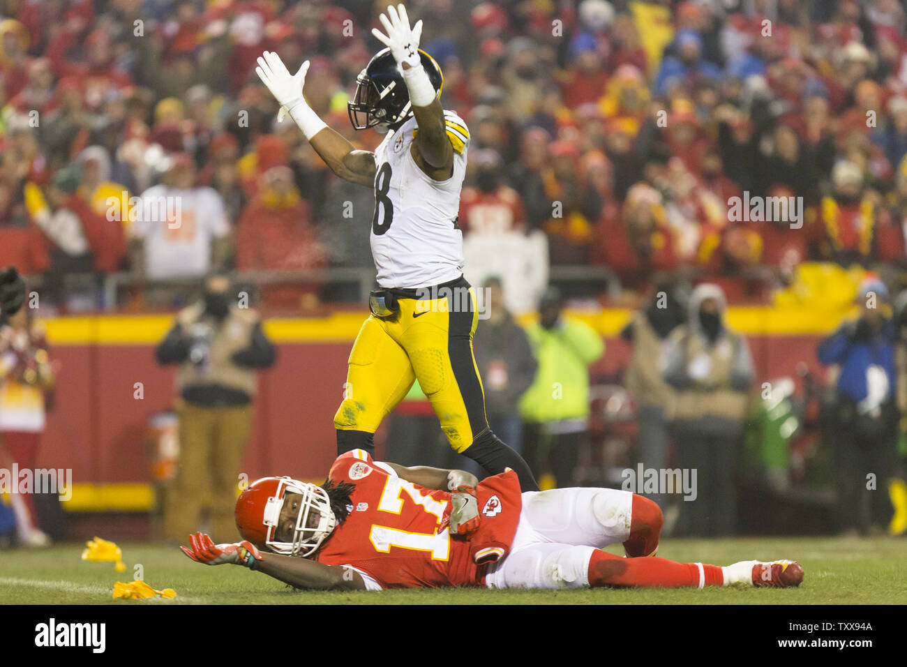 Nfl helmet hit hi-res stock photography and images - Alamy