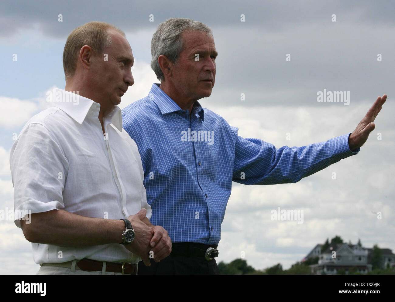 U.S. President George W. Bush (R) speaks alongside Russian President ...