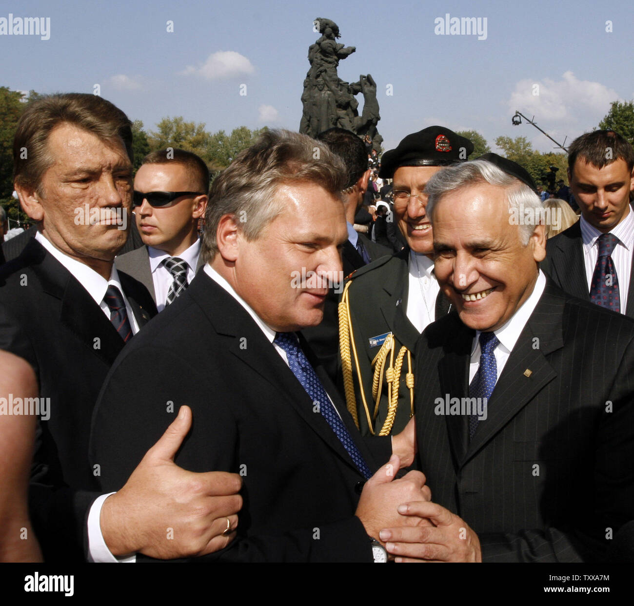 Ukraine's President Viktor Yushchenko (L), former Polish President ...