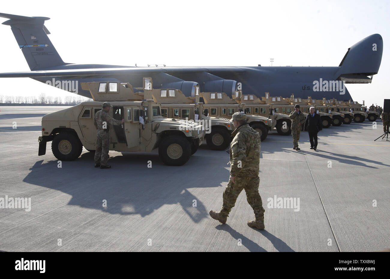 Humvee plane hi-res stock photography and images - Alamy
