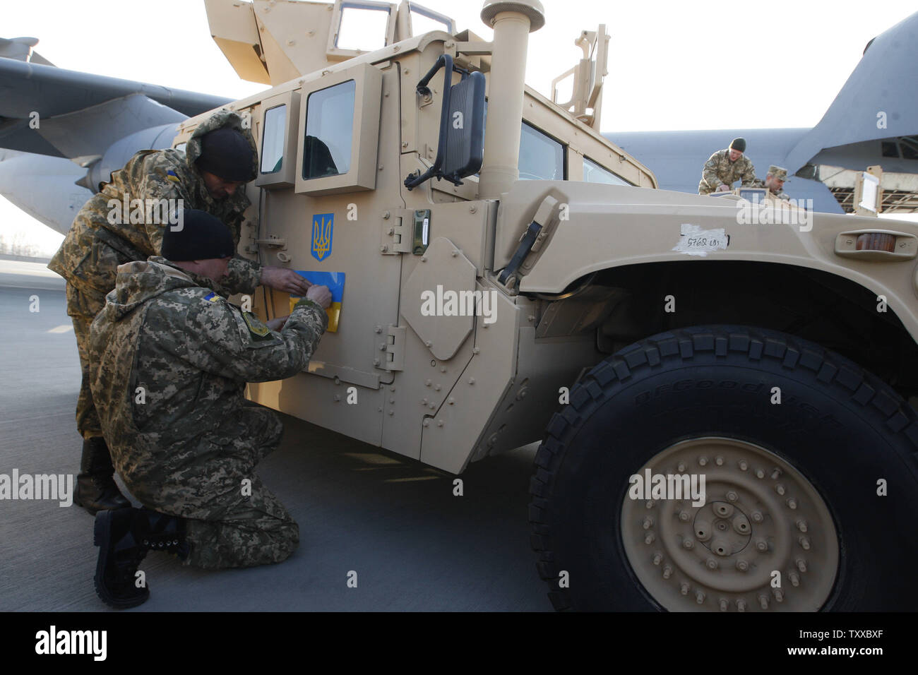 Humvee plane hi-res stock photography and images - Alamy