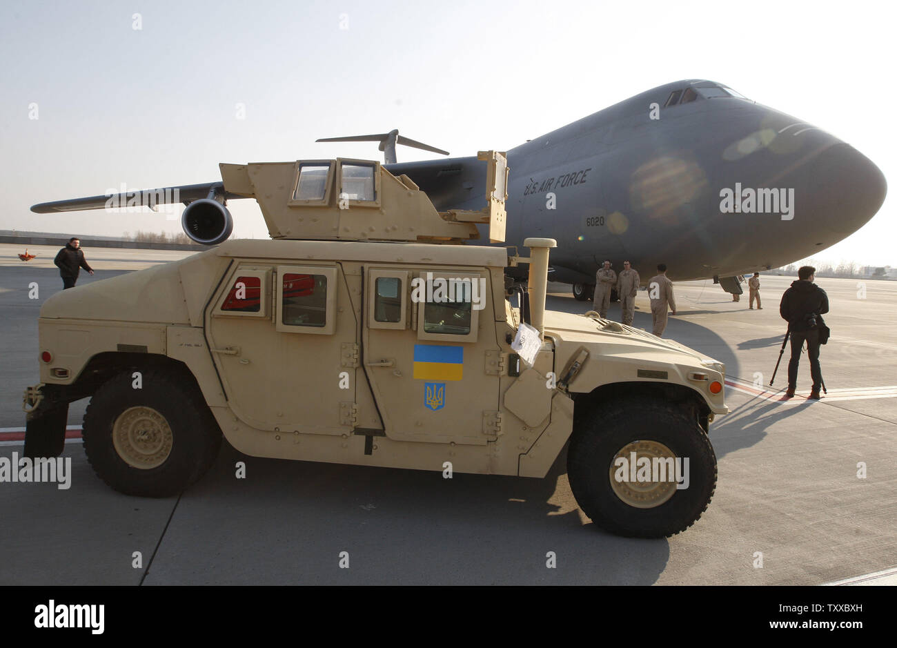 Humvee plane hi-res stock photography and images - Alamy