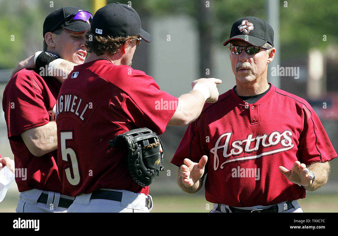 Houston Astros manager Phil Garner, right, gestures to Jeff Bagwell ...