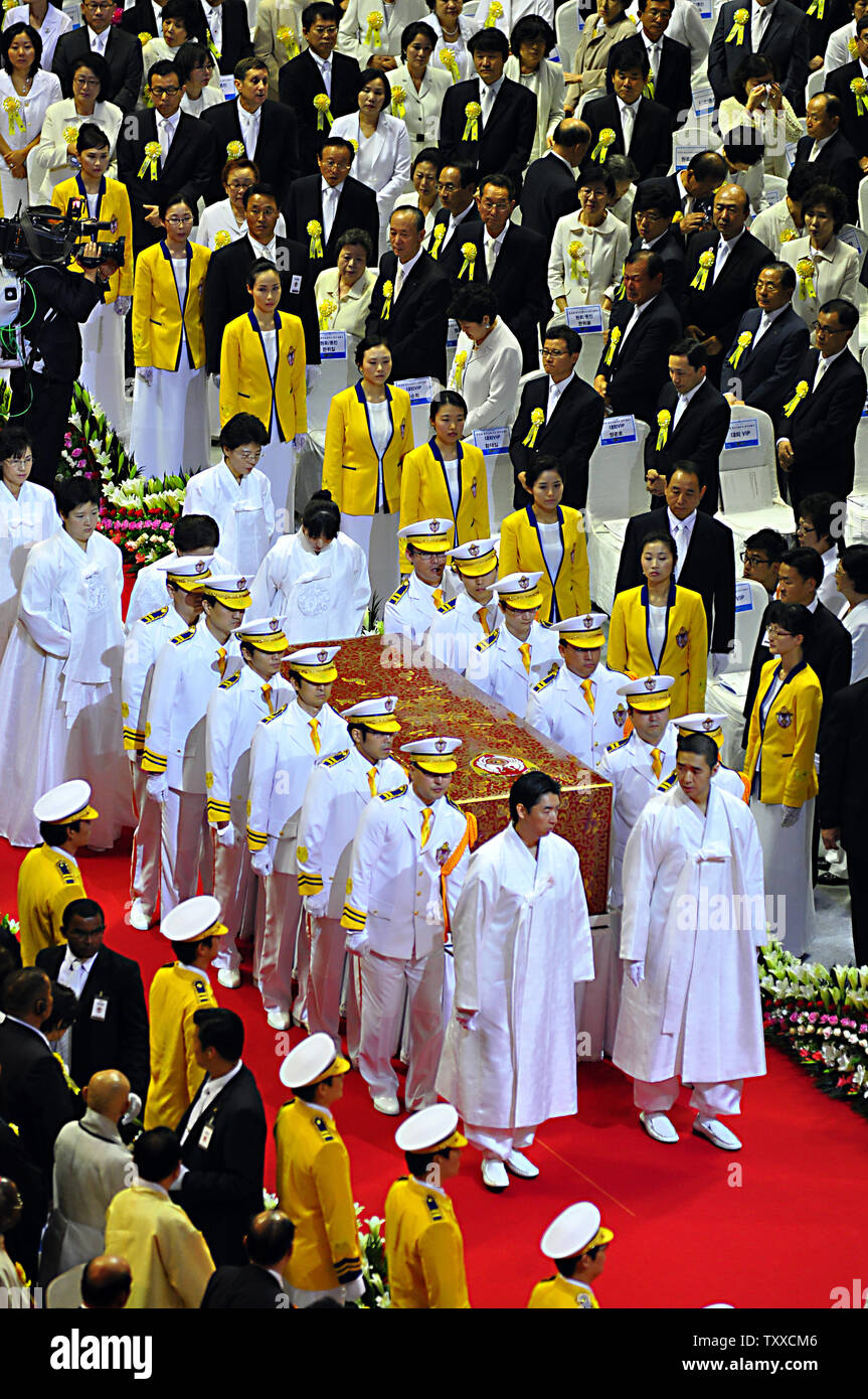 The casket of Rev. Sun Myung Moon enters the CheongShim Peace World ...