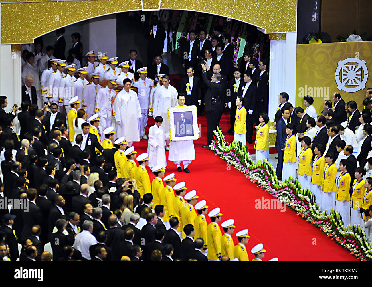The casket of Rev. Sun Myung Moon enters the CheongShim Peace World ...