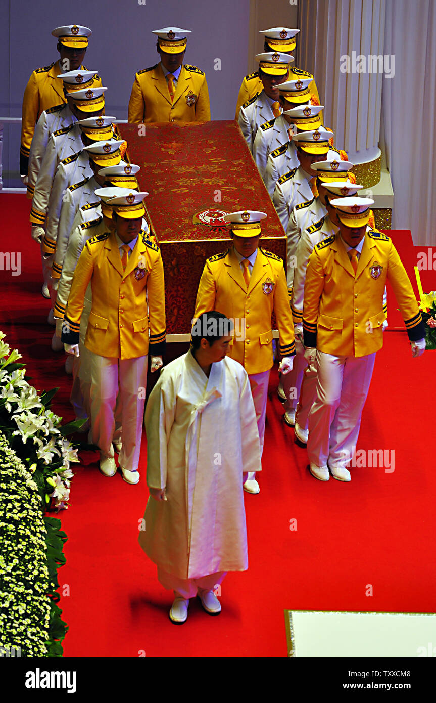 The casket of Rev. Sun Myung Moon enters the CheongShim Peace World ...