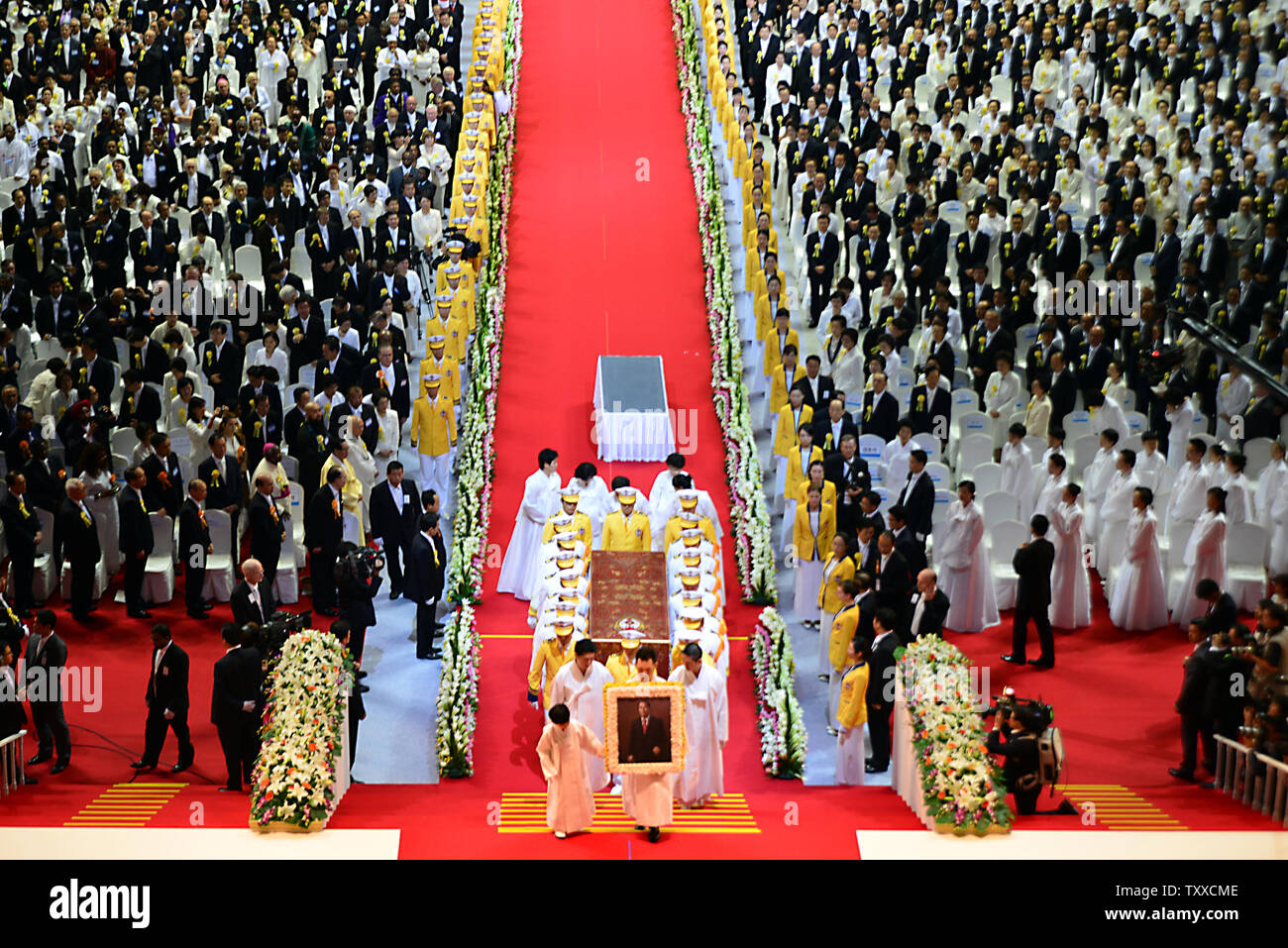 The casket of Rev. Sun Myung Moon enters the CheongShim Peace World ...