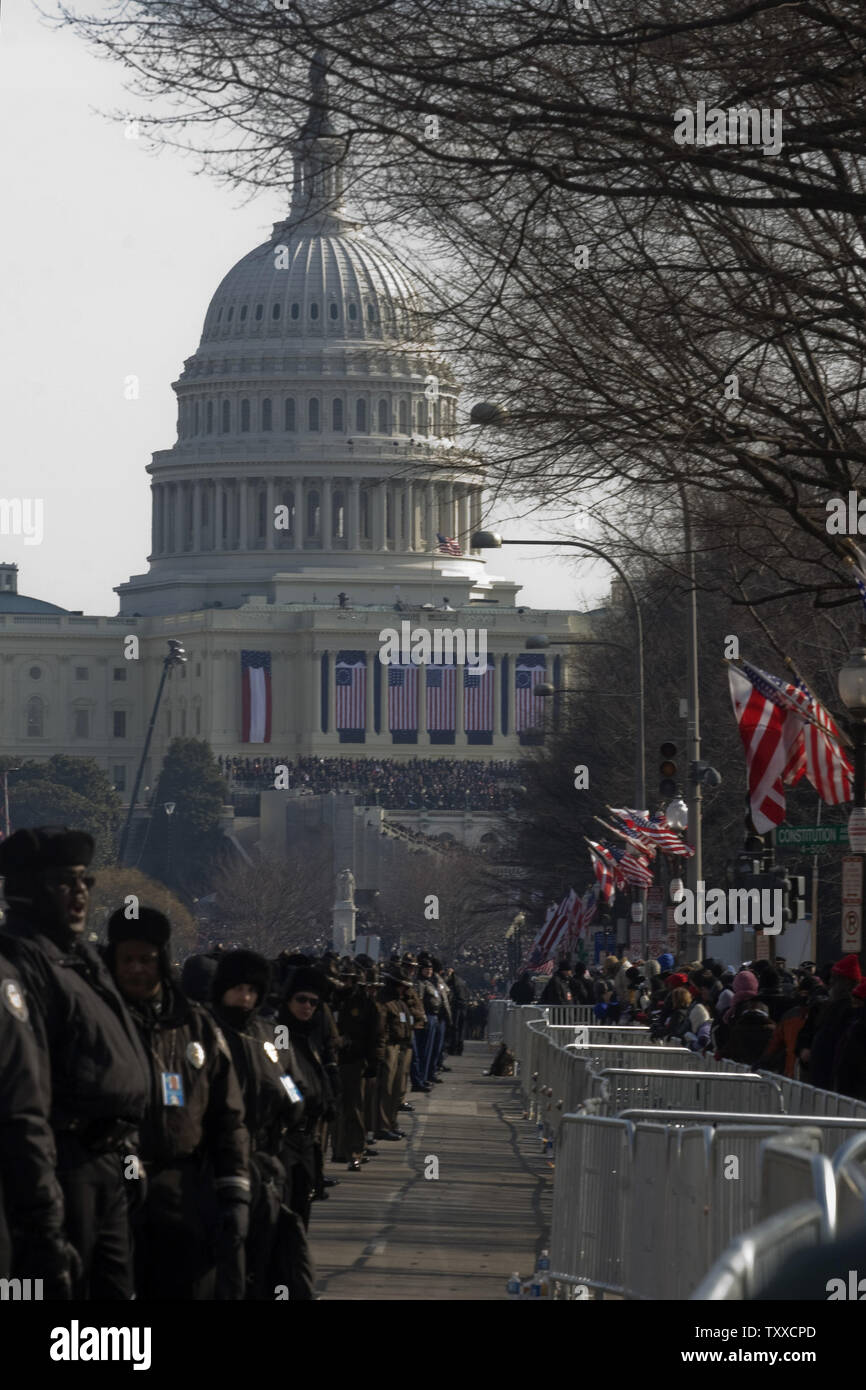 Law enforcement officer cordon the inaugural parade route on Capitol ...