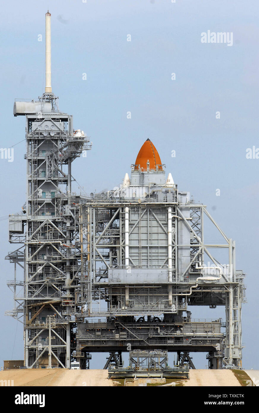 The Rotating Service Structure covers Space Shuttle Discovery on ...