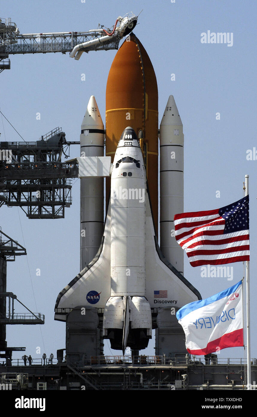 Space shuttle discovery launch 2005 hi-res stock photography and images ...