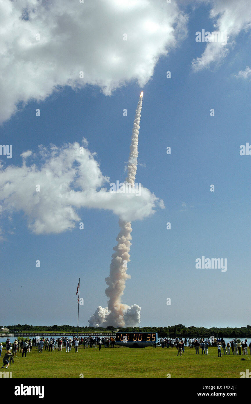 Columbia space shuttle disaster hi-res stock photography and images - Alamy