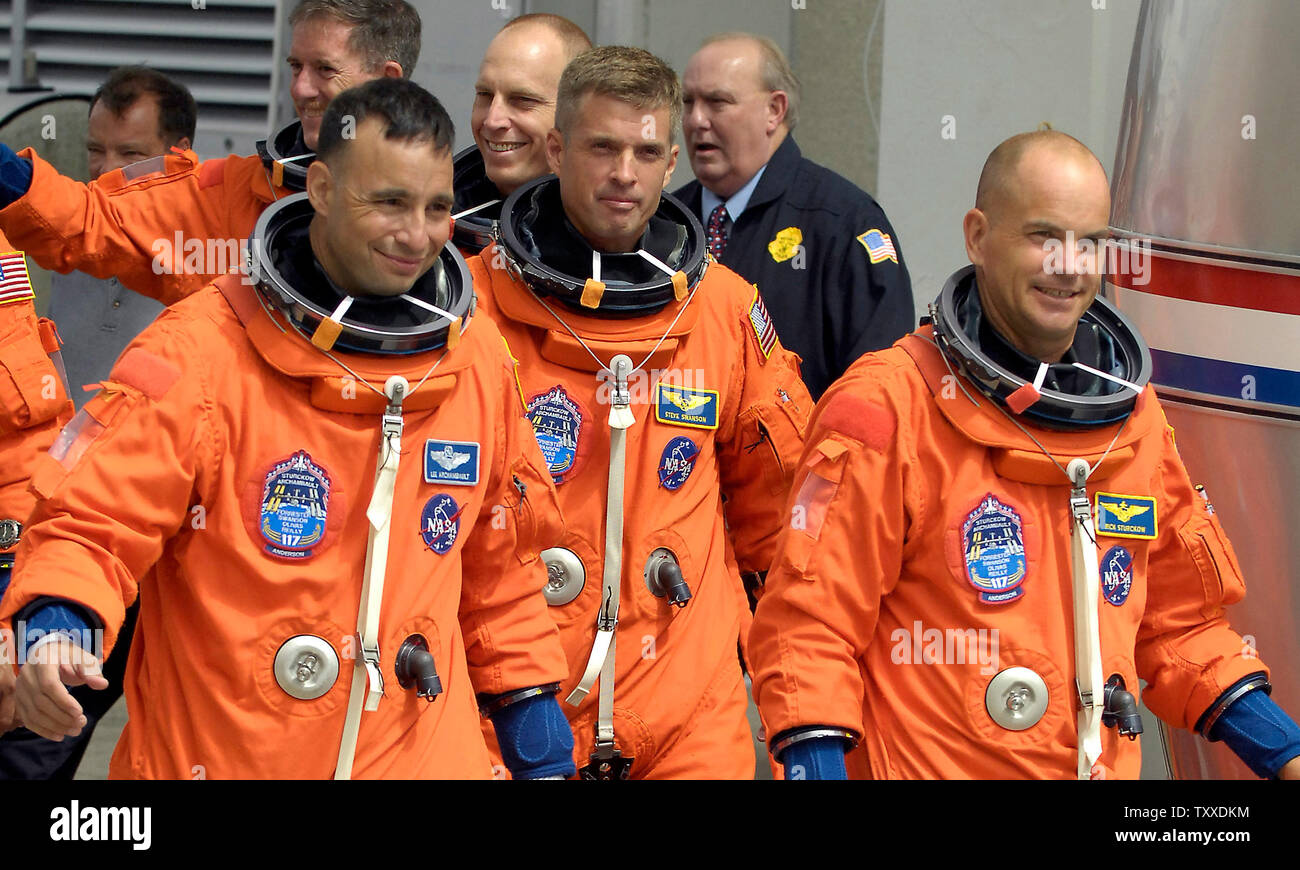 Commander Fred Sturckow (R), Pilot Lee Archambault (L) and Mission ...