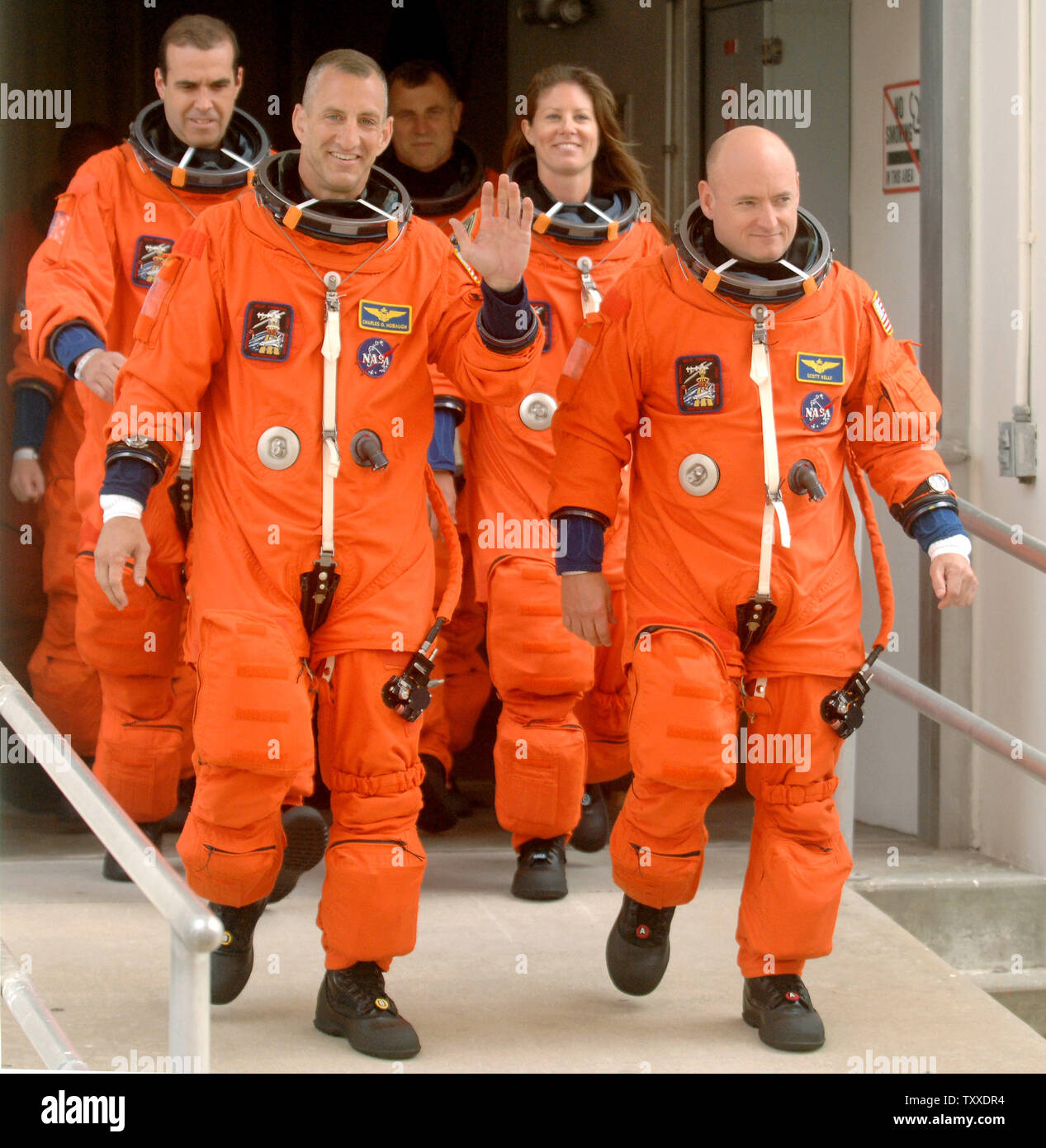 Sts 118 launch hi-res stock photography and images - Alamy