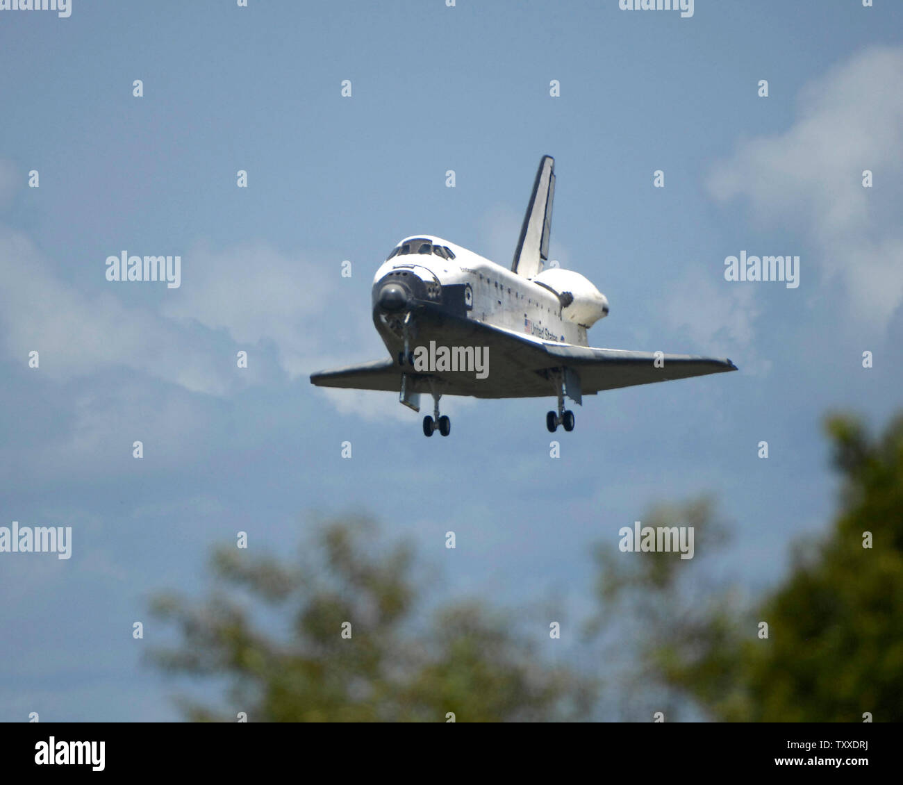 NASA's Space Shuttle Endeavour approaches runway 15 on the Shuttle ...