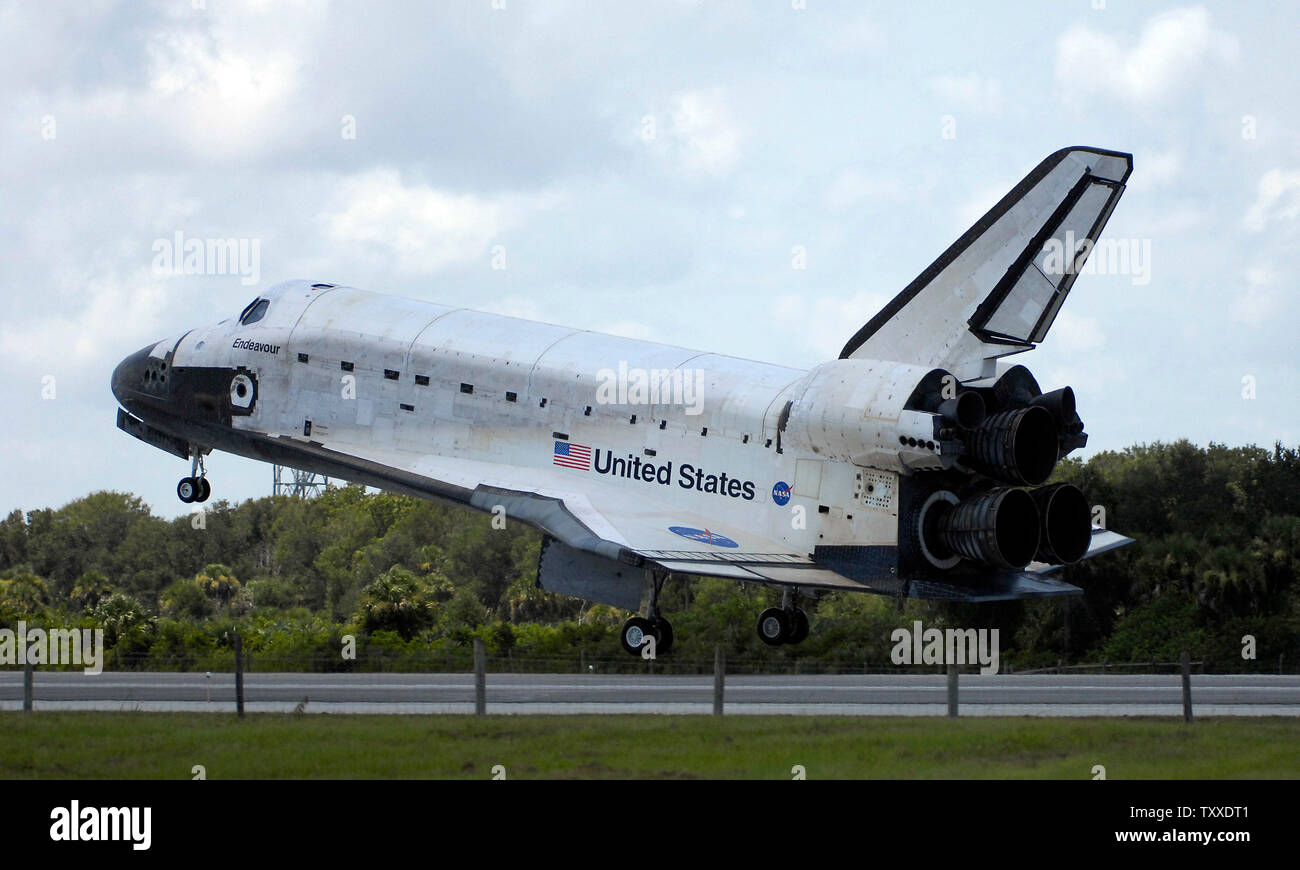 NASA's Space Shuttle Endeavour approaches runway 15 on the Shuttle ...