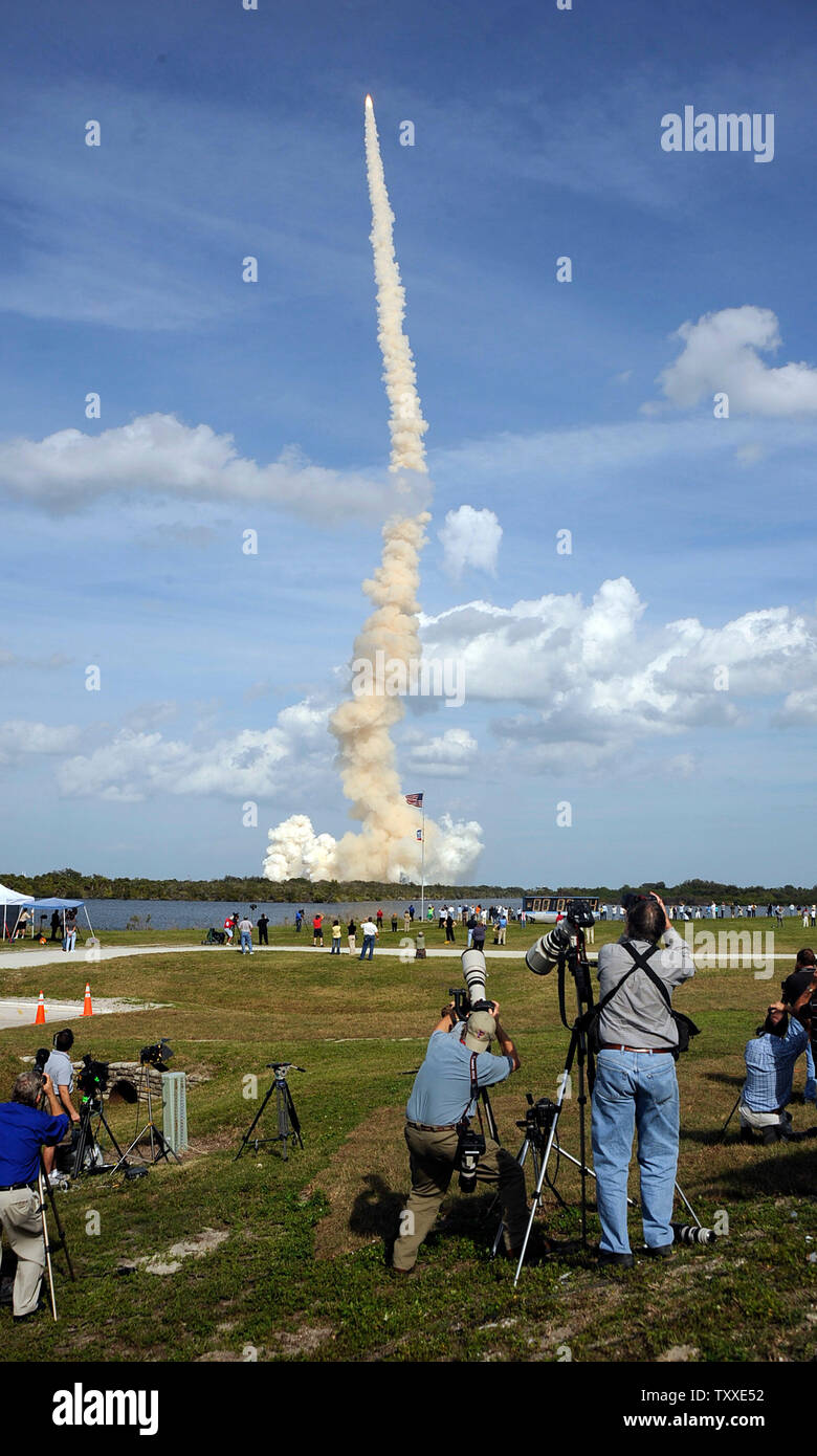 Media photographers Charles Luzier (R) and Joe Skipper track NASA's ...