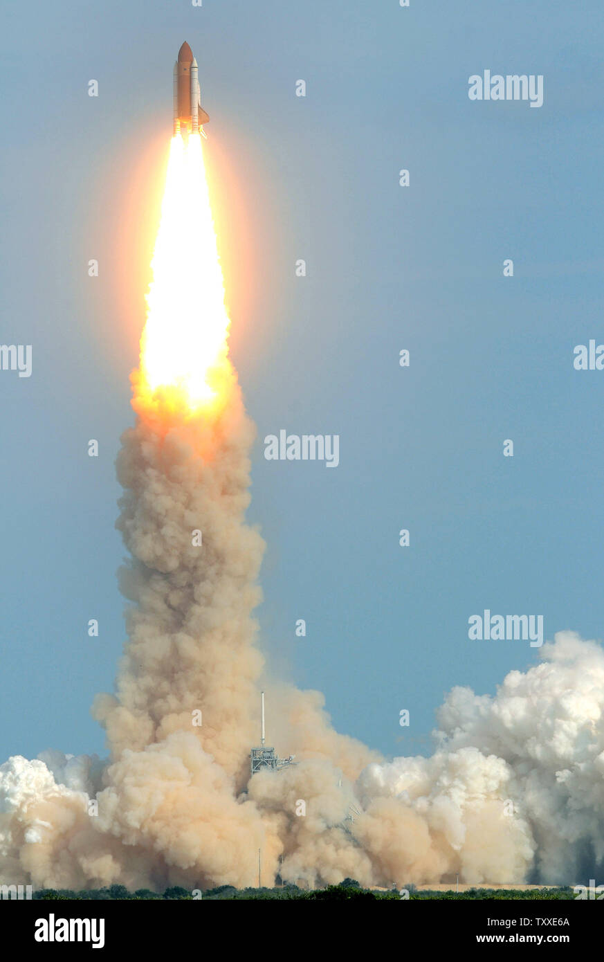 Sts 122 launch hi-res stock photography and images - Alamy