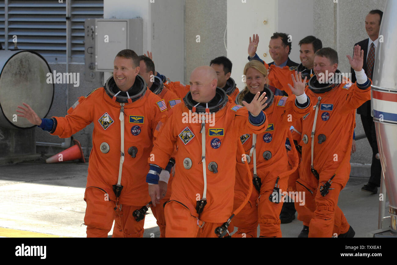 The astronaut crew of NASA's Space Shuttle Discovery, Ken Ham, Ron ...