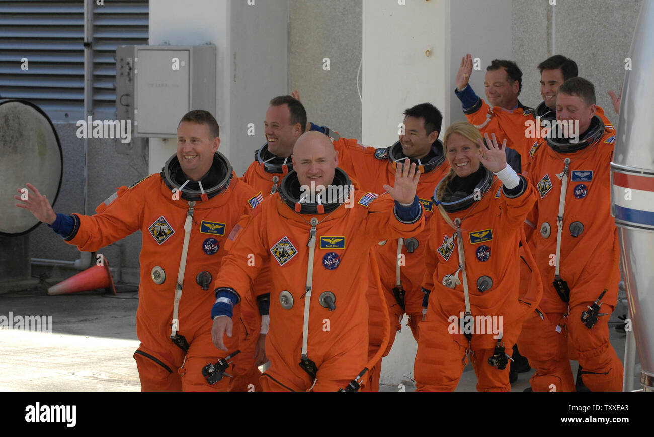 The astronaut crew of NASA's Space Shuttle Discovery, Ken Ham, Ron ...