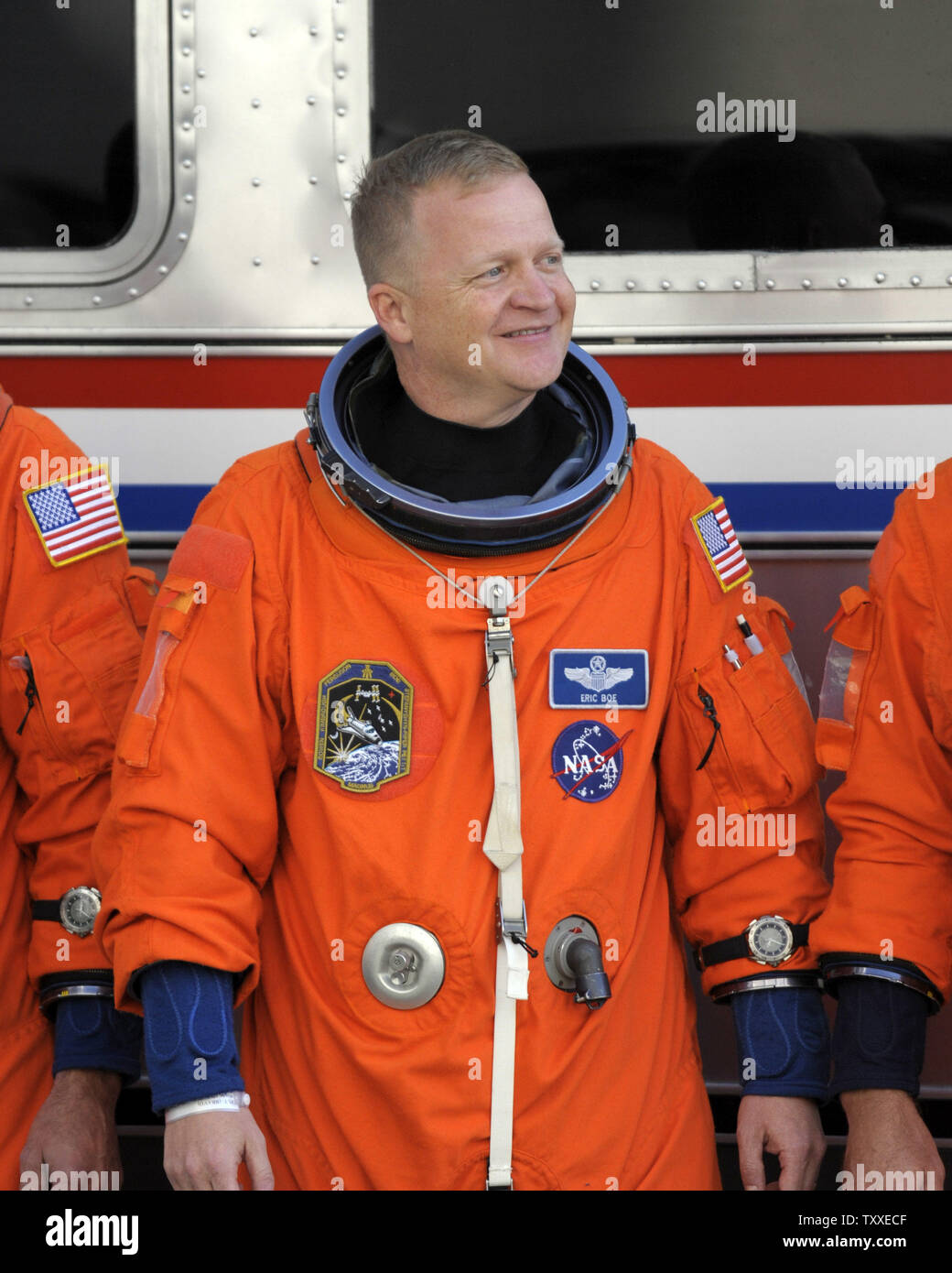 Sts 126 launch hi-res stock photography and images - Alamy