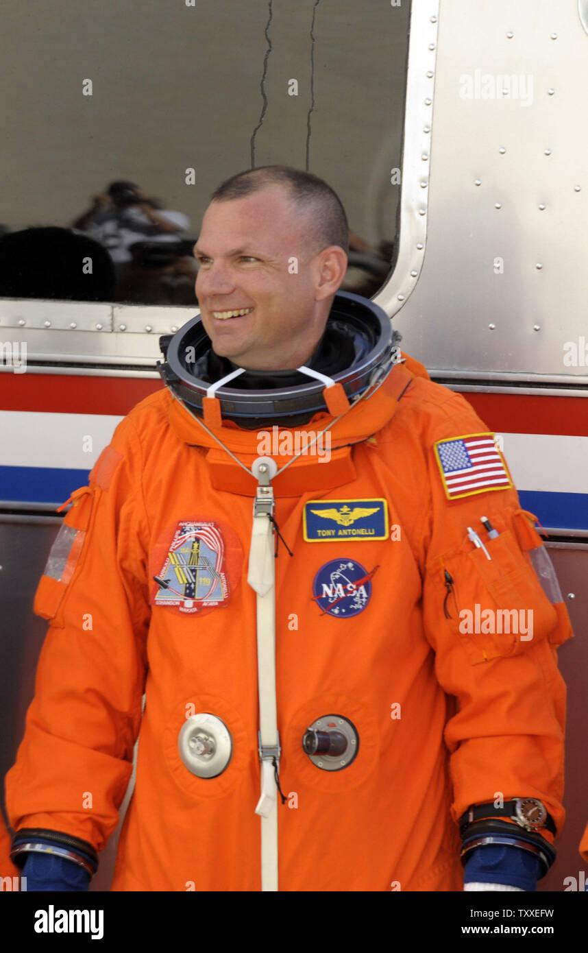 Space shuttle mission photos hi-res stock photography and images - Alamy