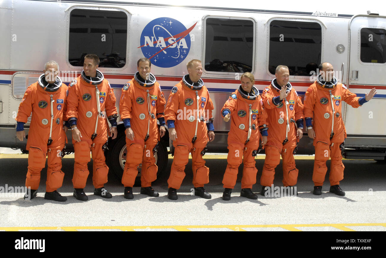 The astronaut crew of STS 127 lead by Commander Mark Polansky (r) wave ...