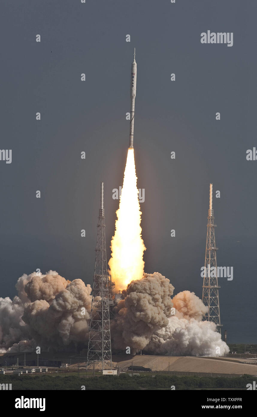 NASA's Ares 1-X Flight Test Vehicle lifts off from Complex 39B at the ...