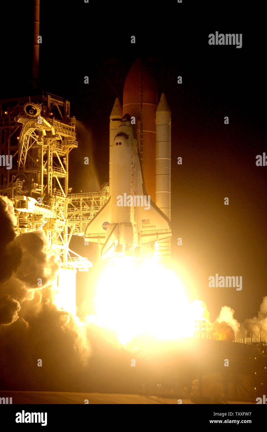 Sts 131 crew hi-res stock photography and images - Alamy