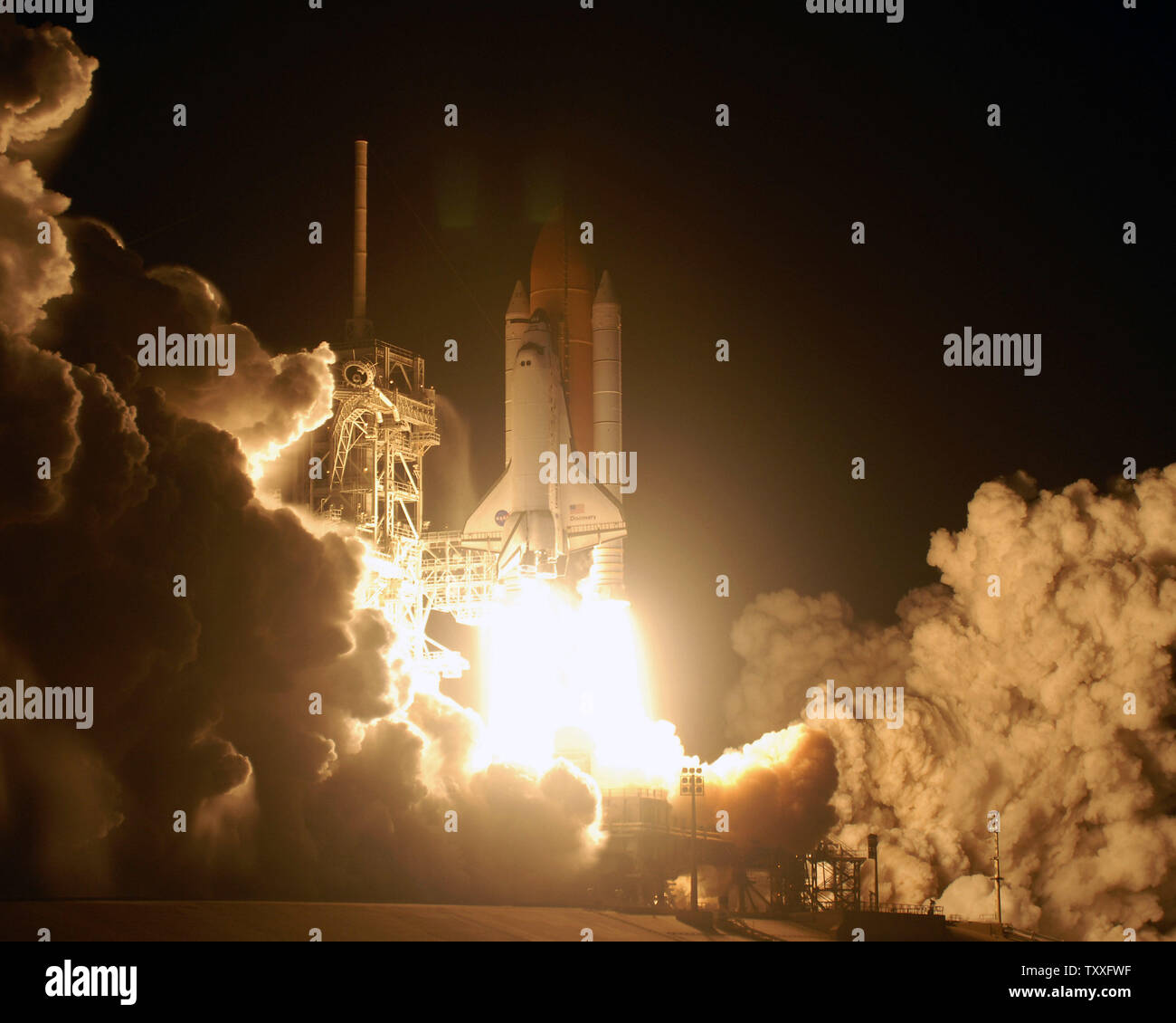 Sts 131 crew hi-res stock photography and images - Alamy